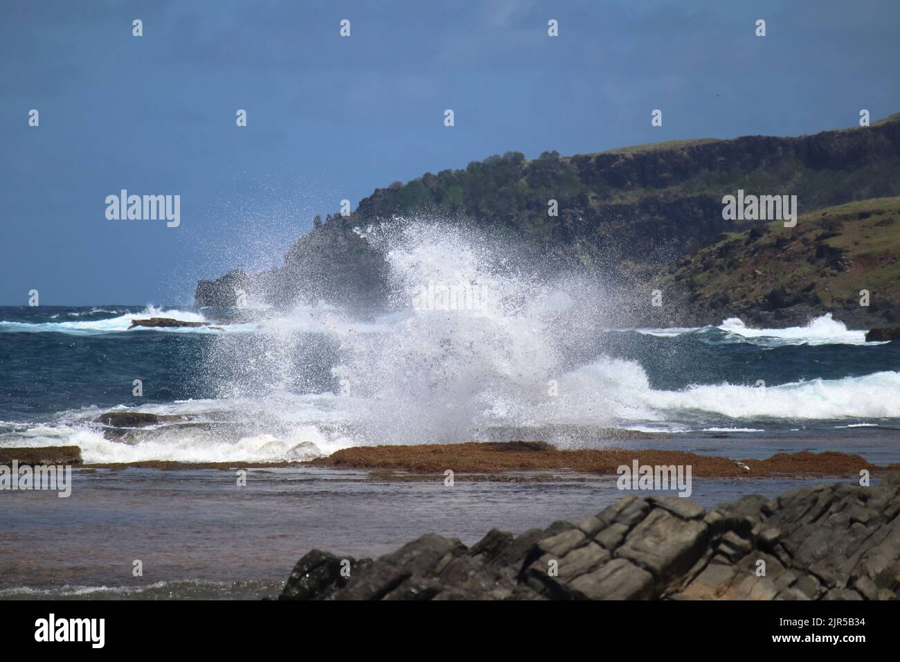 Strong waves hitting rocks at Leao beach in Noronha, Praia do Leao ...