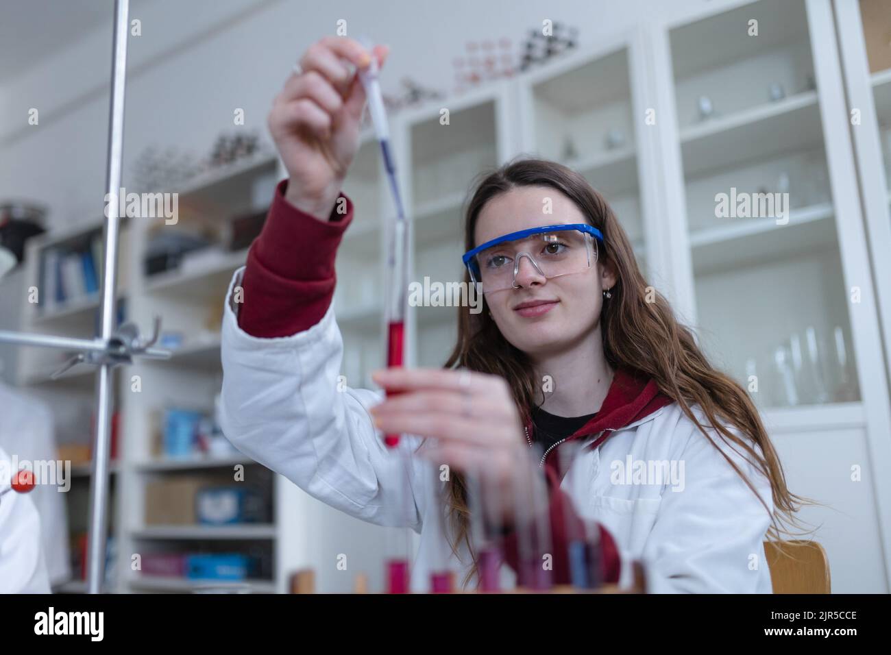 Laboratory scientific experiment hi-res stock photography and images ...