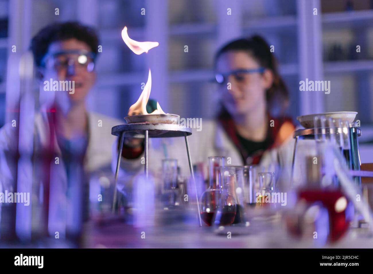 Woman chemist laboratory experiment hi-res stock photography and images ...