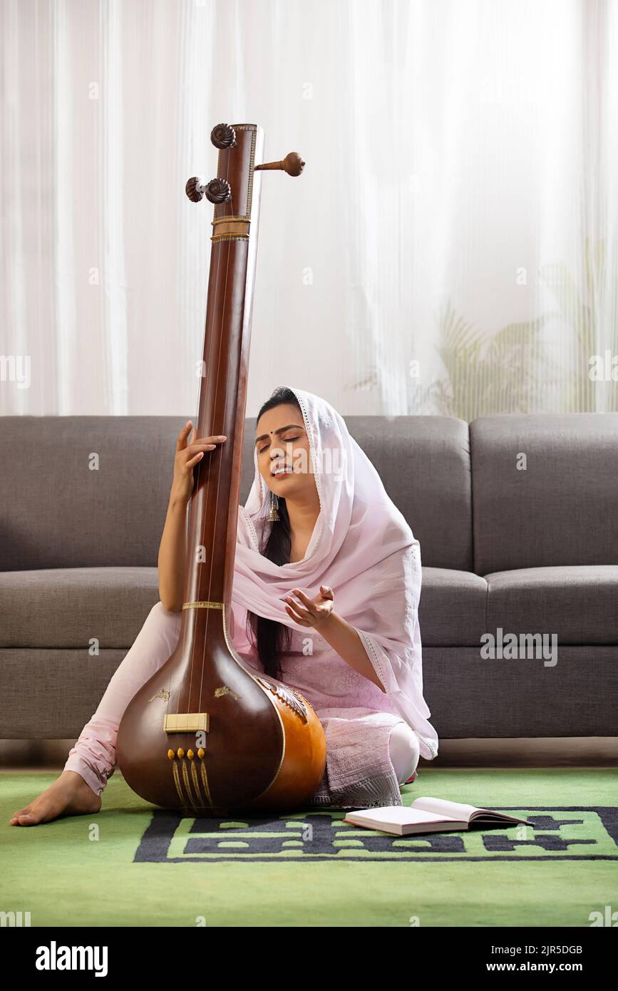 Classical indian singer hi-res stock photography and images - Alamy