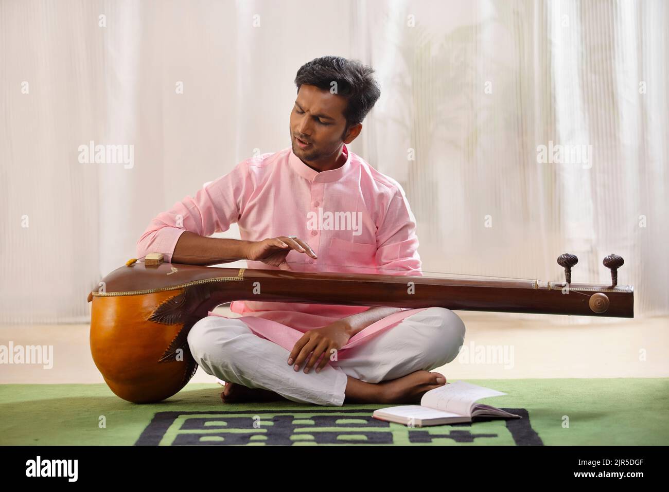 Classical indian singer hi-res stock photography and images - Alamy