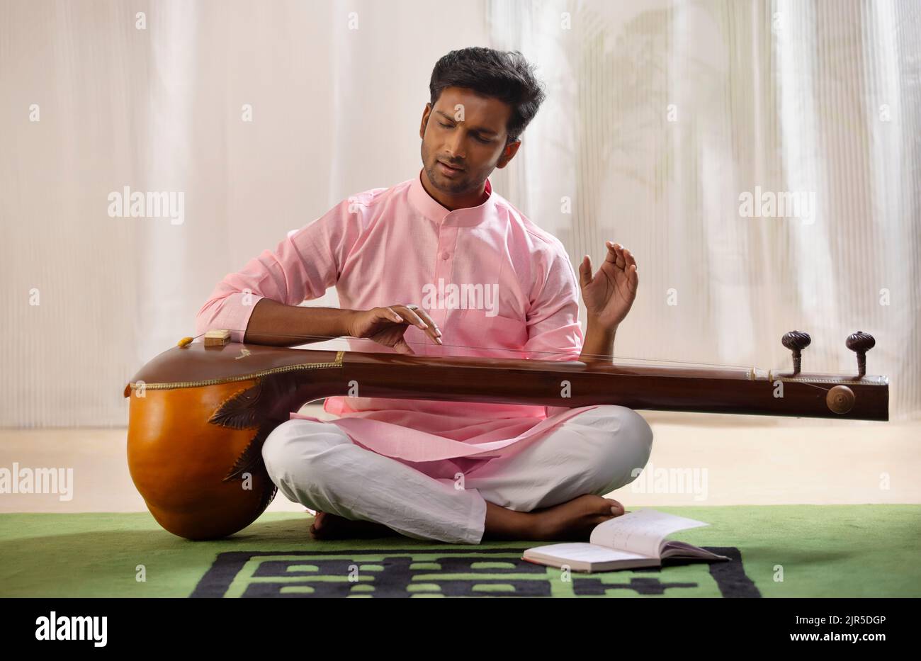 Male singer classical music hi-res stock photography and images - Alamy