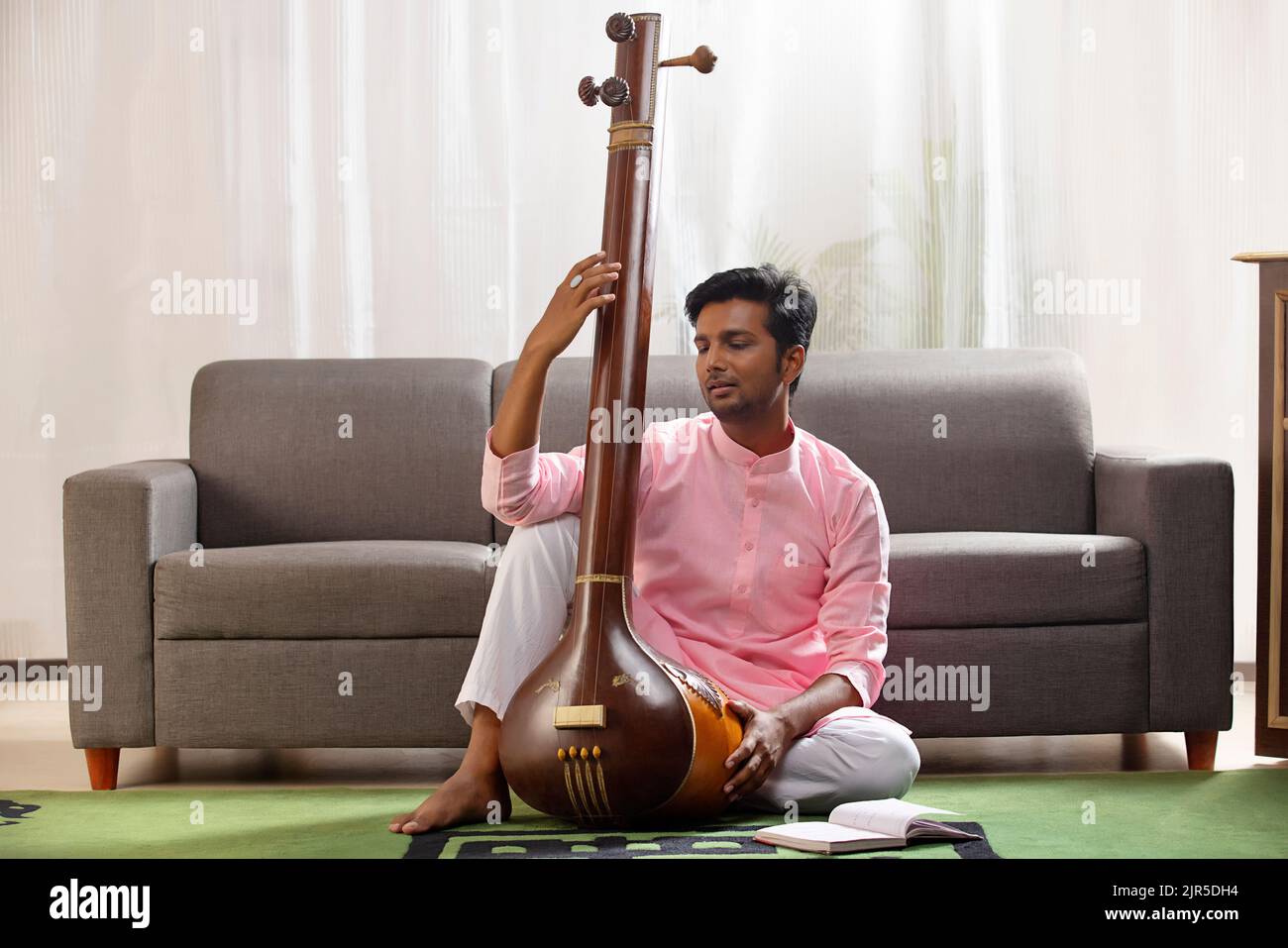 Classical indian singer hi-res stock photography and images - Alamy