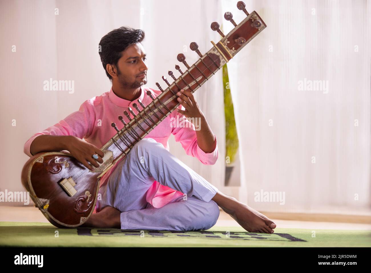 Playing sitar hi-res stock photography and images - Alamy