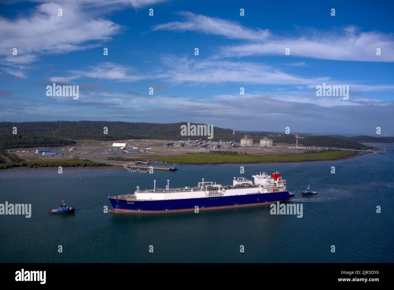 Lng tanker tug boat hi-res stock photography and images - Alamy