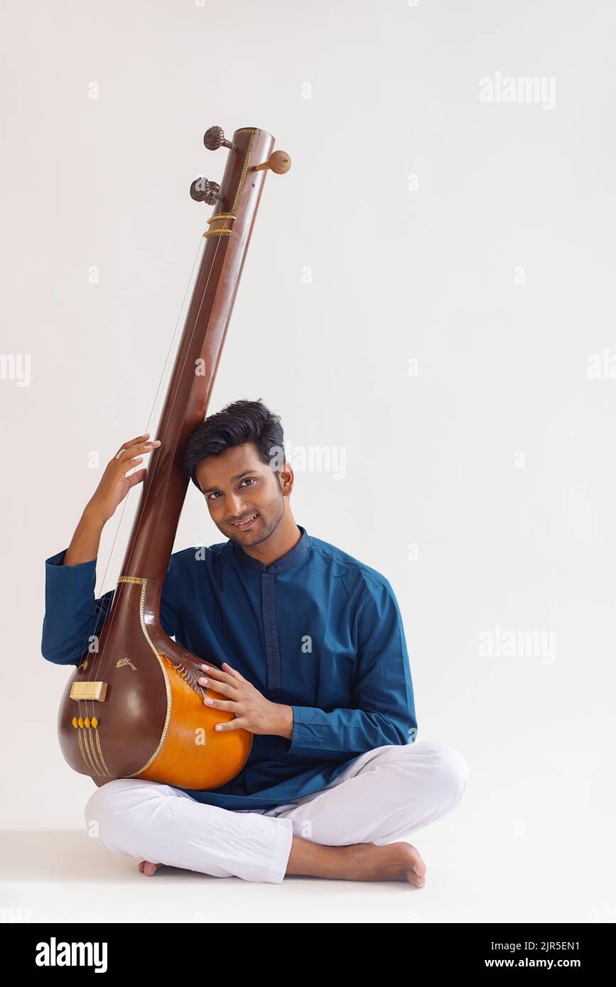 Musician playing the tanpura hi-res stock photography and images - Alamy