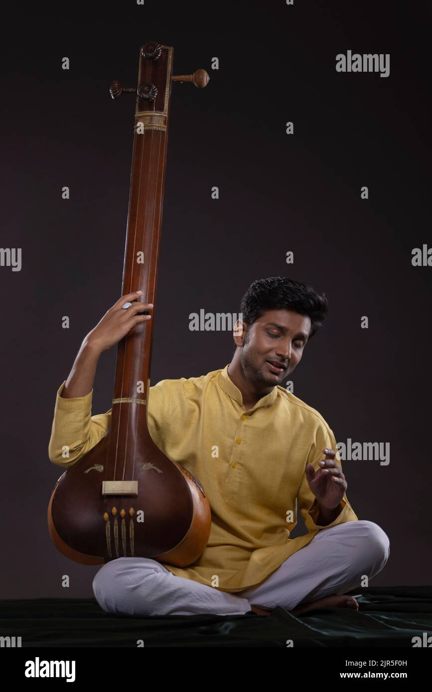 Tanpura indian musical instrument hi-res stock photography and images ...