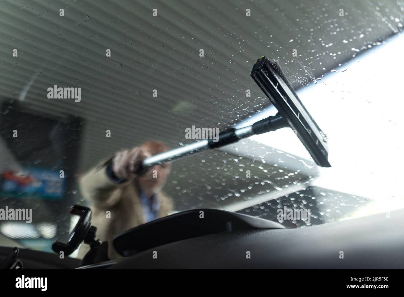 Gas station attendant washing automobile hi-res stock photography and ...
