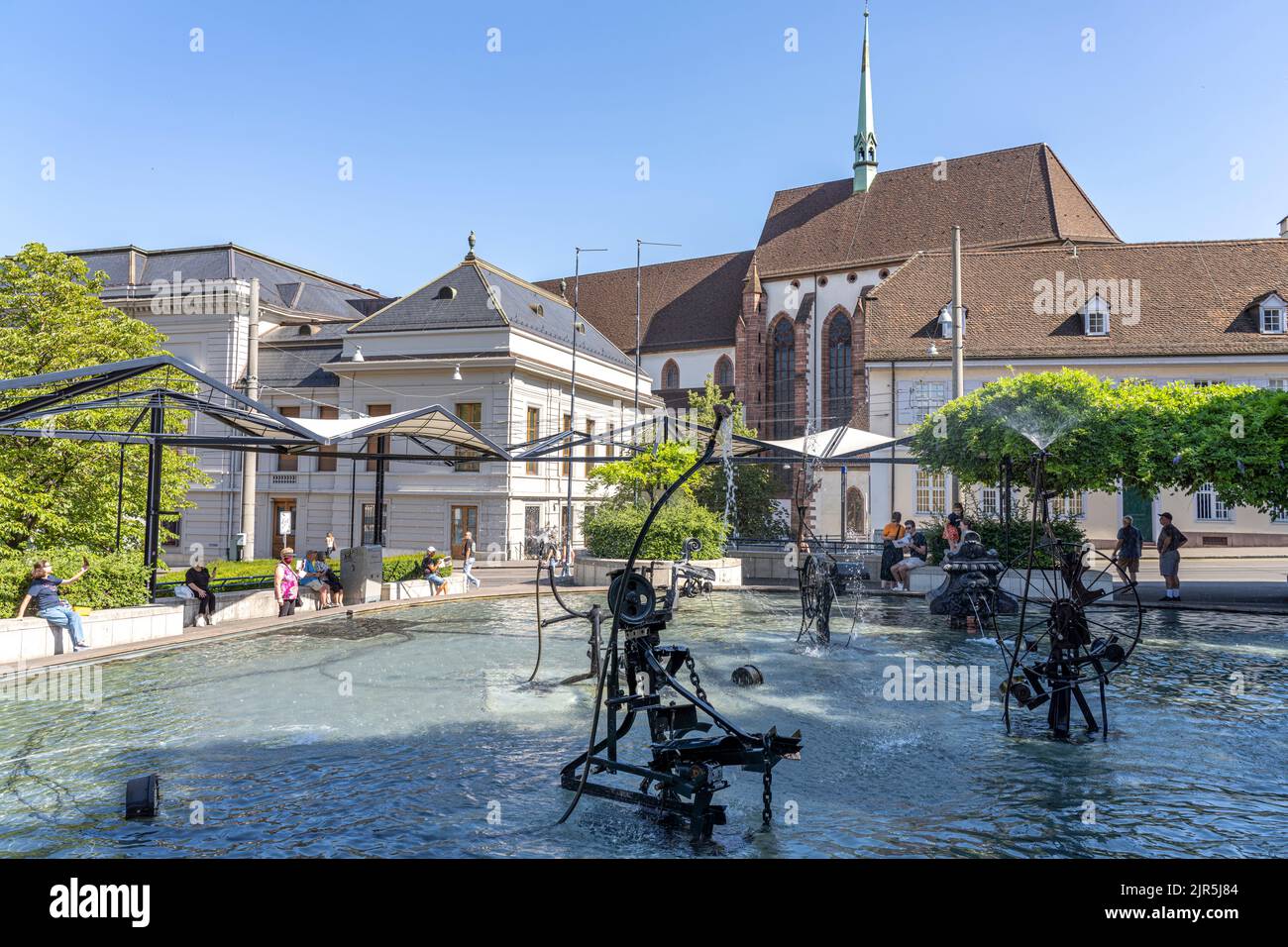 Der Fasnachts-Brunnen oder Tinguely-Brunnen auf dem Theaterplatz und ...