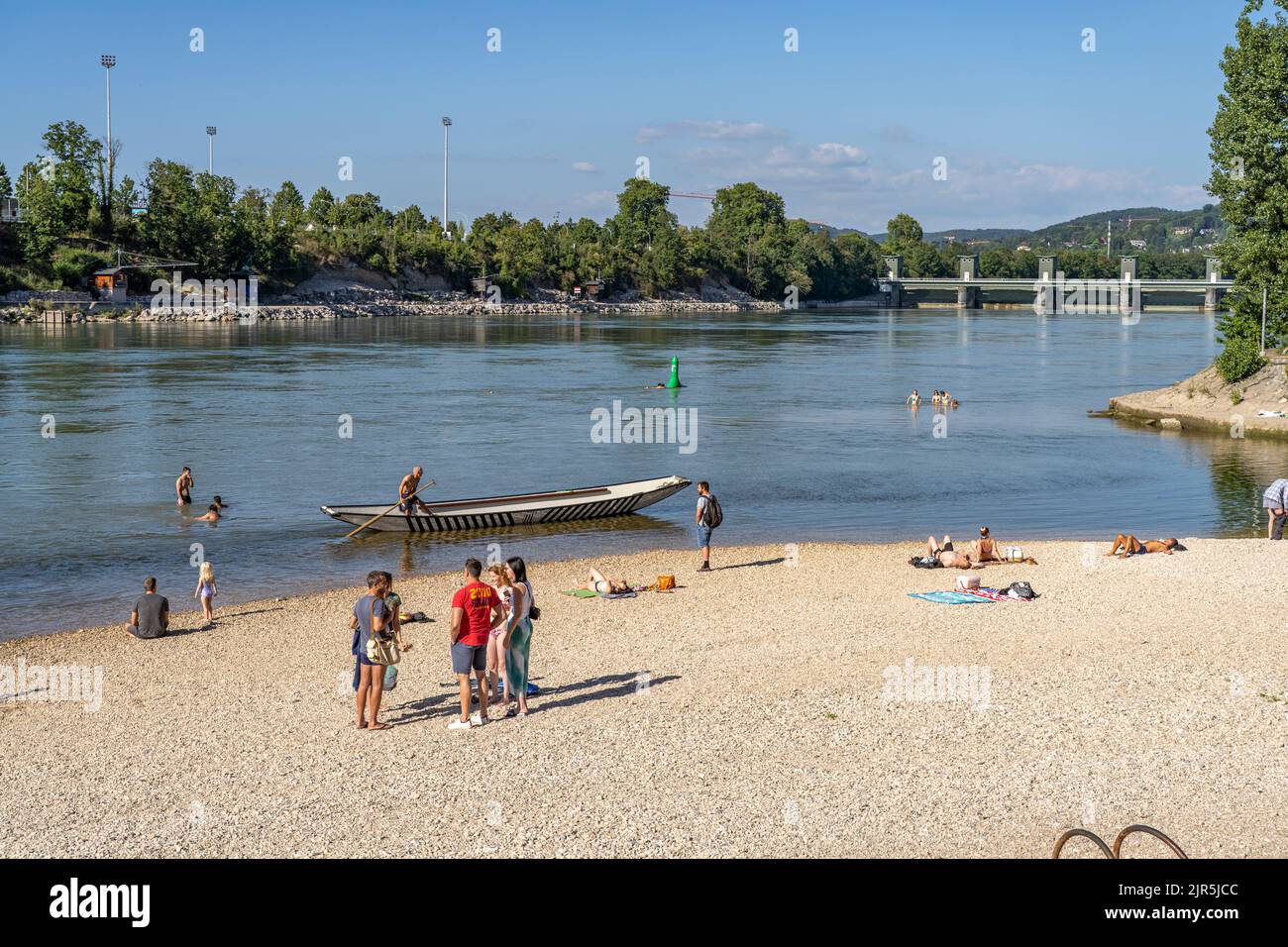 Badeplatz am Strand des Rhein beim Birsköpfli Rheinpark in Basel ...