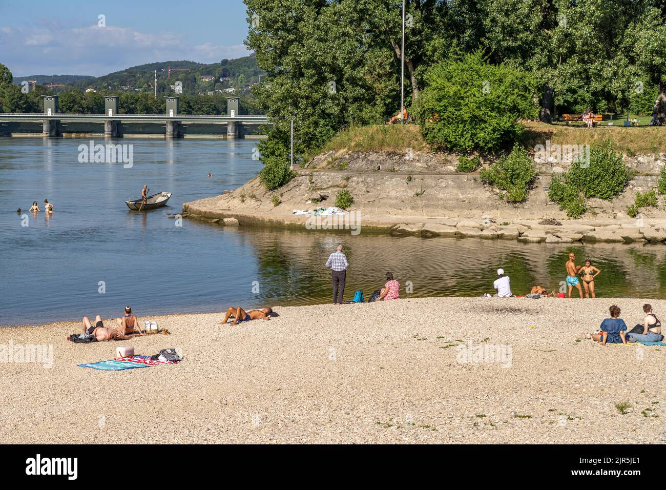 Badeplatz am Strand des Rhein beim Birsköpfli Rheinpark in Basel ...