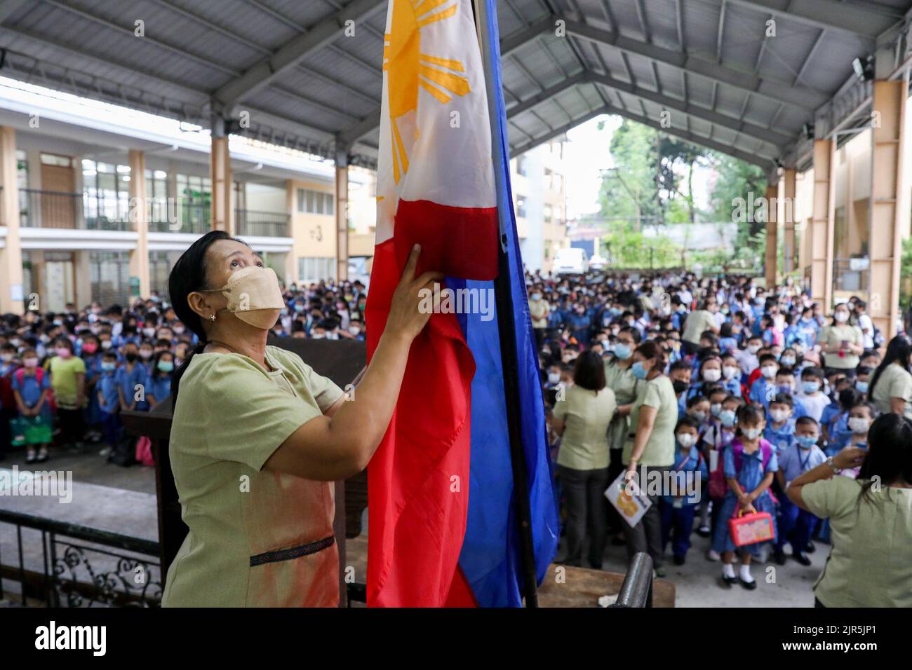 Manila, Philippines. 22nd Aug, 2022. A teacher unfurls the Philippine ...