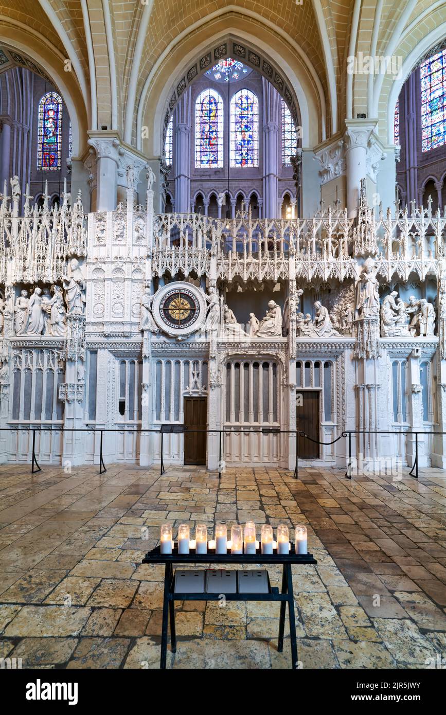 Chartres cathedral interior hi-res stock photography and images - Alamy