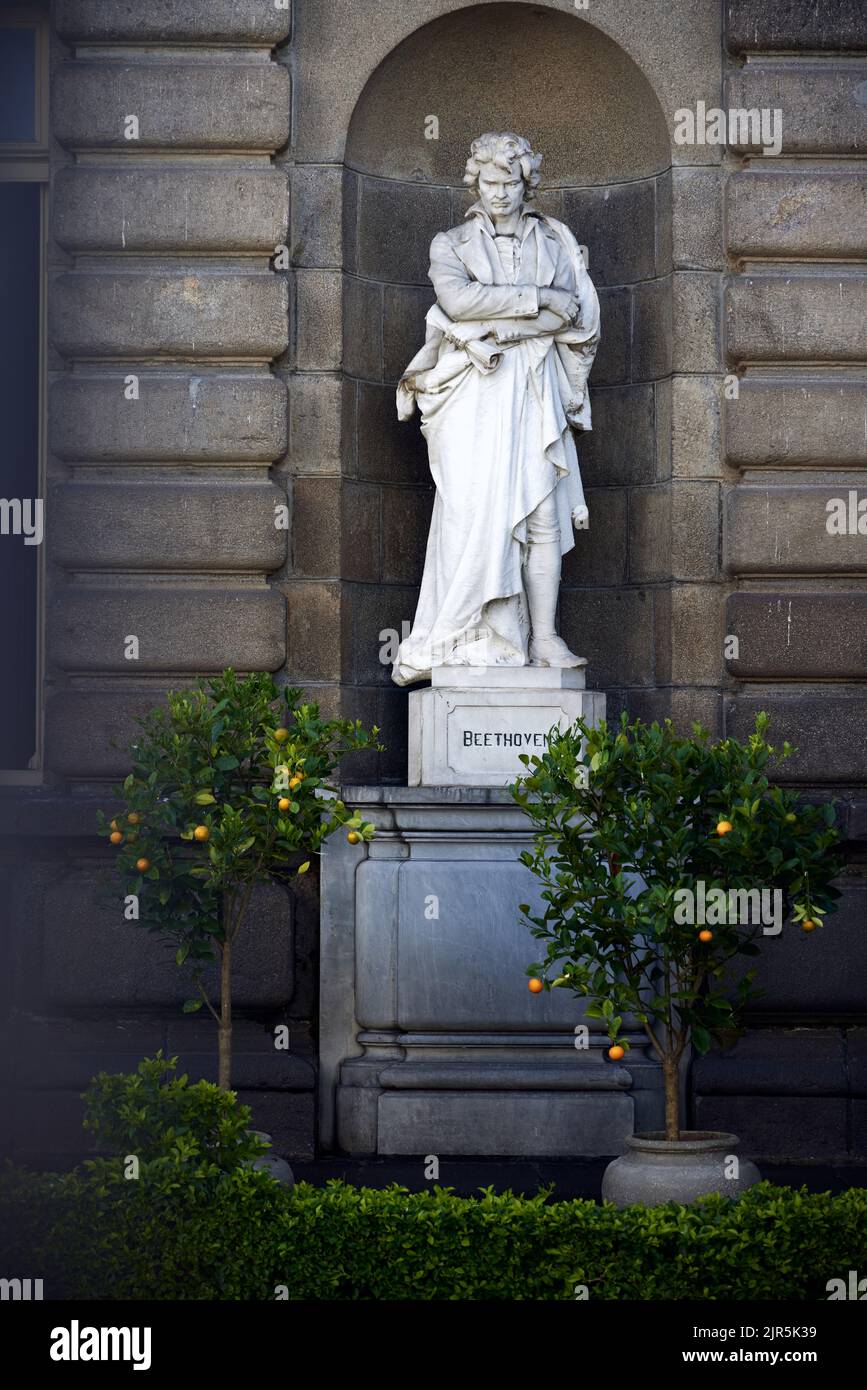 White lady garden statue hi-res stock photography and images - Alamy