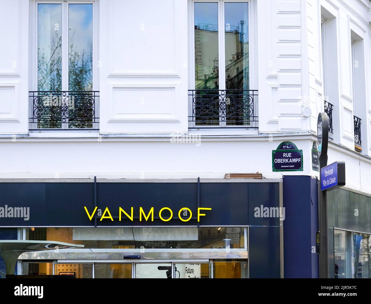 Vanmoof store hi-res stock photography and images - Alamy
