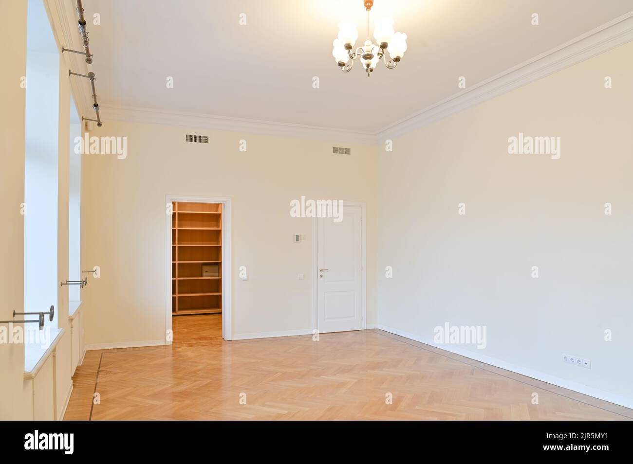 Light spacious empty room house without furniture Stock Photo - Alamy