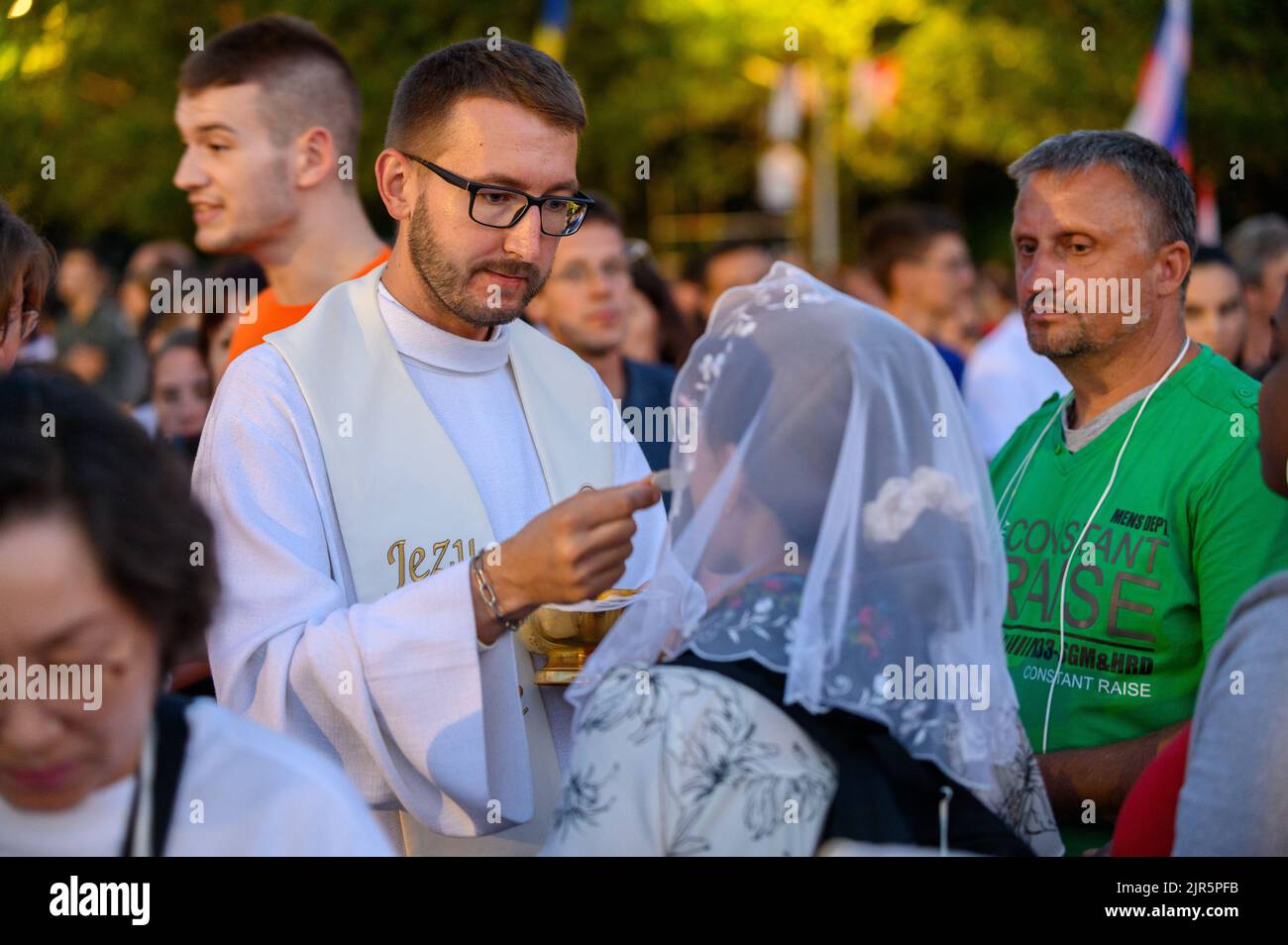 Catholic communion priest hi-res stock photography and images - Alamy