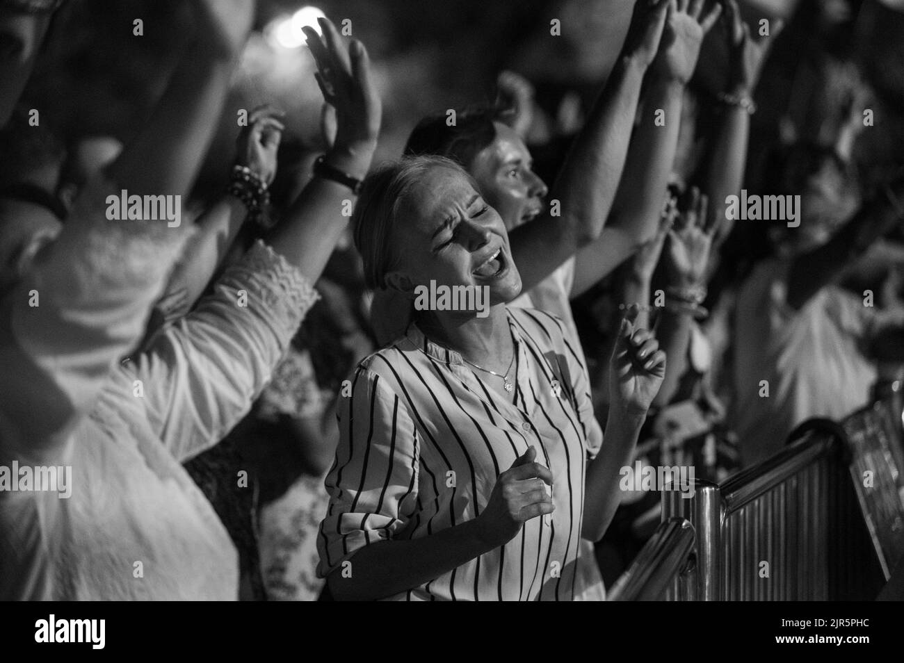 People dancing at music festival hi-res stock photography and images ...