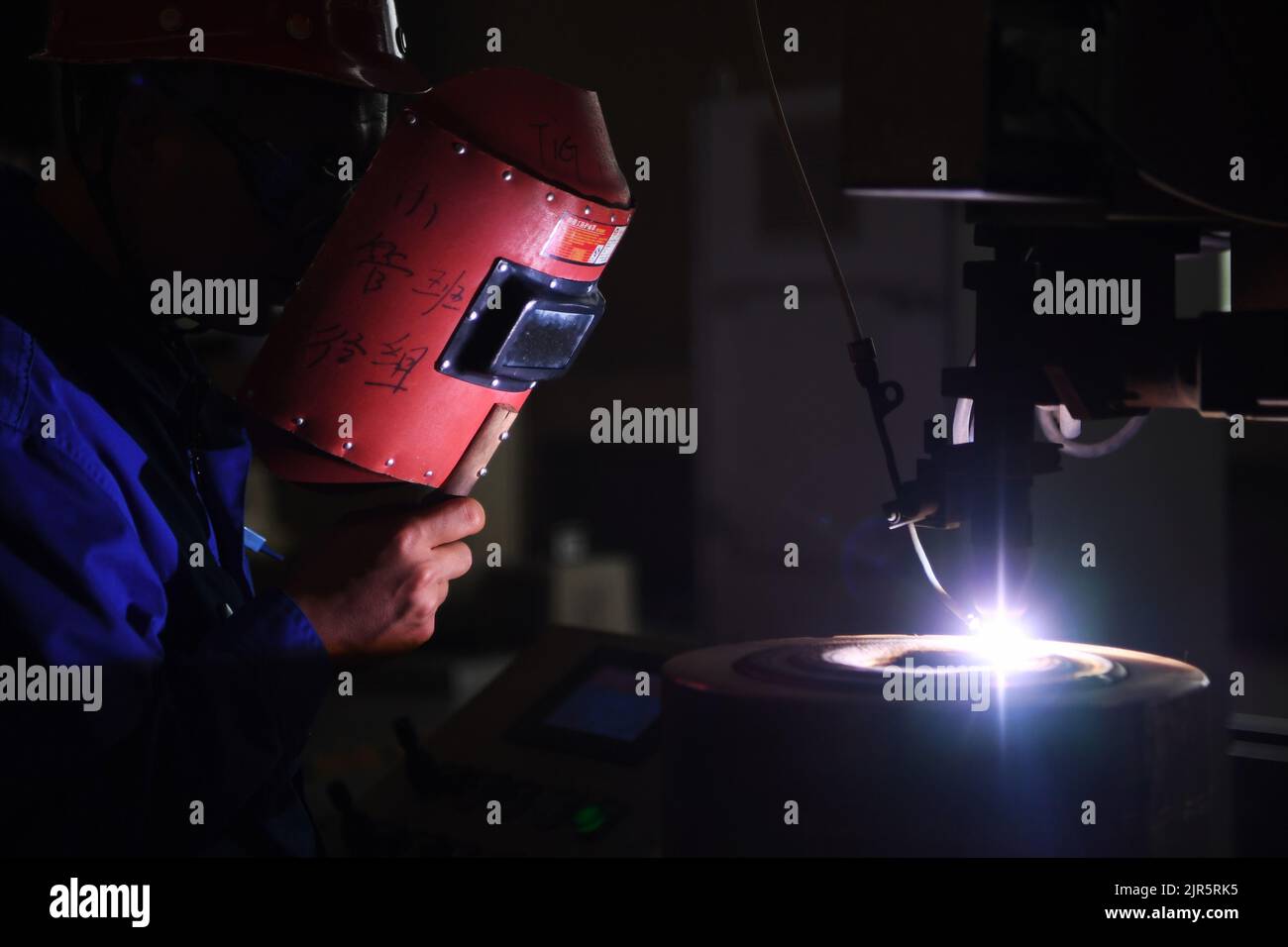 Advanced materials manufacturing hi-res stock photography and images ...