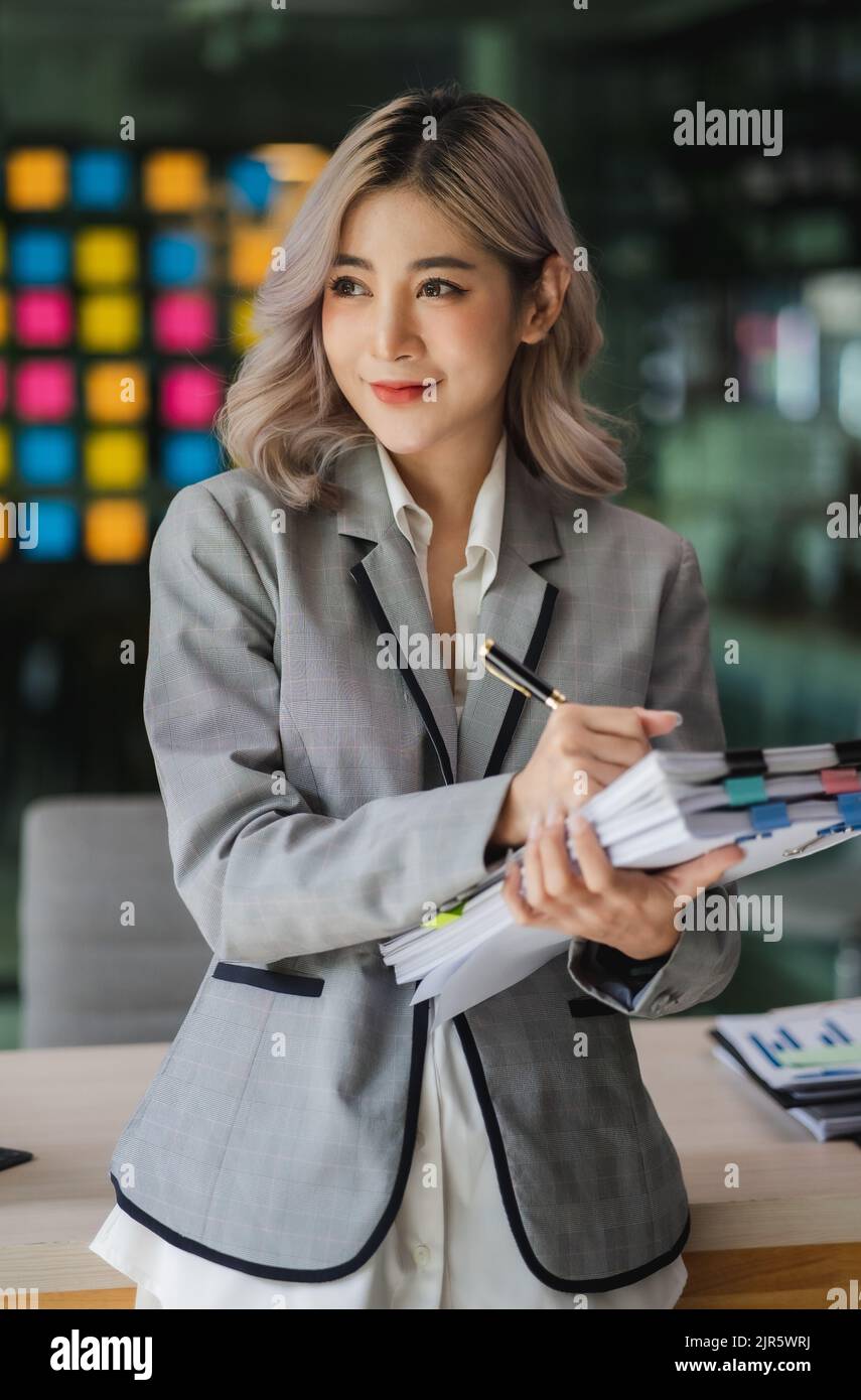 Stand and review hi-res stock photography and images - Alamy