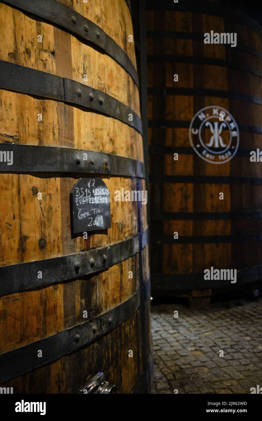 Wine manufacture hi-res stock photography and images - Alamy