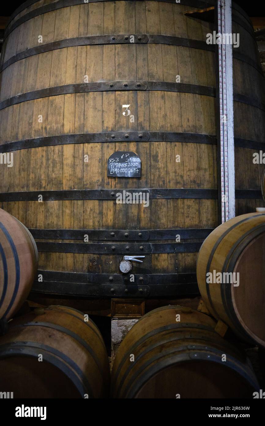 Wine manufacture hi-res stock photography and images - Alamy