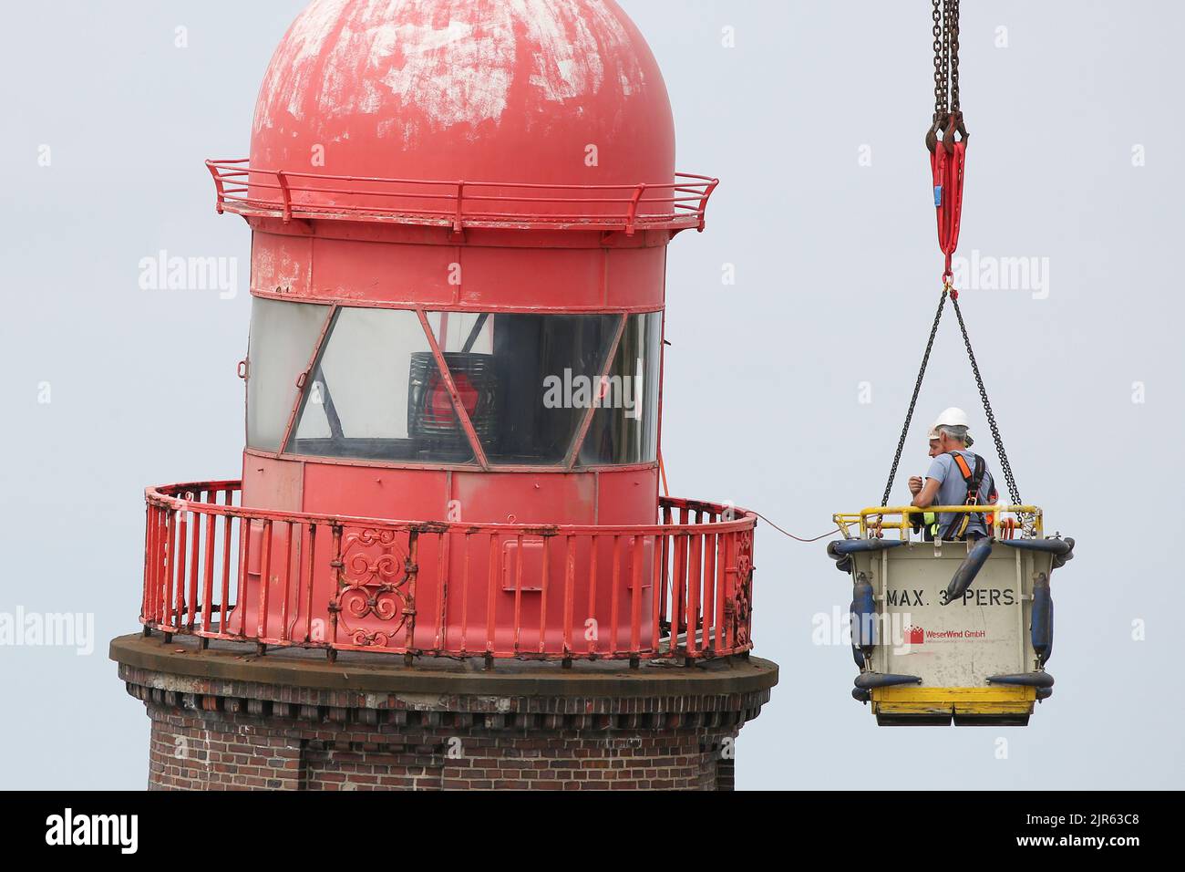 Bremenhaven, Germany. 22nd Aug, 2022. Experts look at the leaning ...