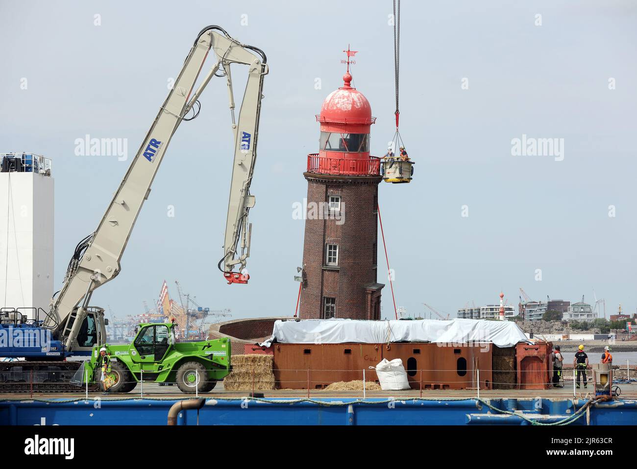 Bremenhaven, Germany. 22nd Aug, 2022. Experts look at the leaning ...