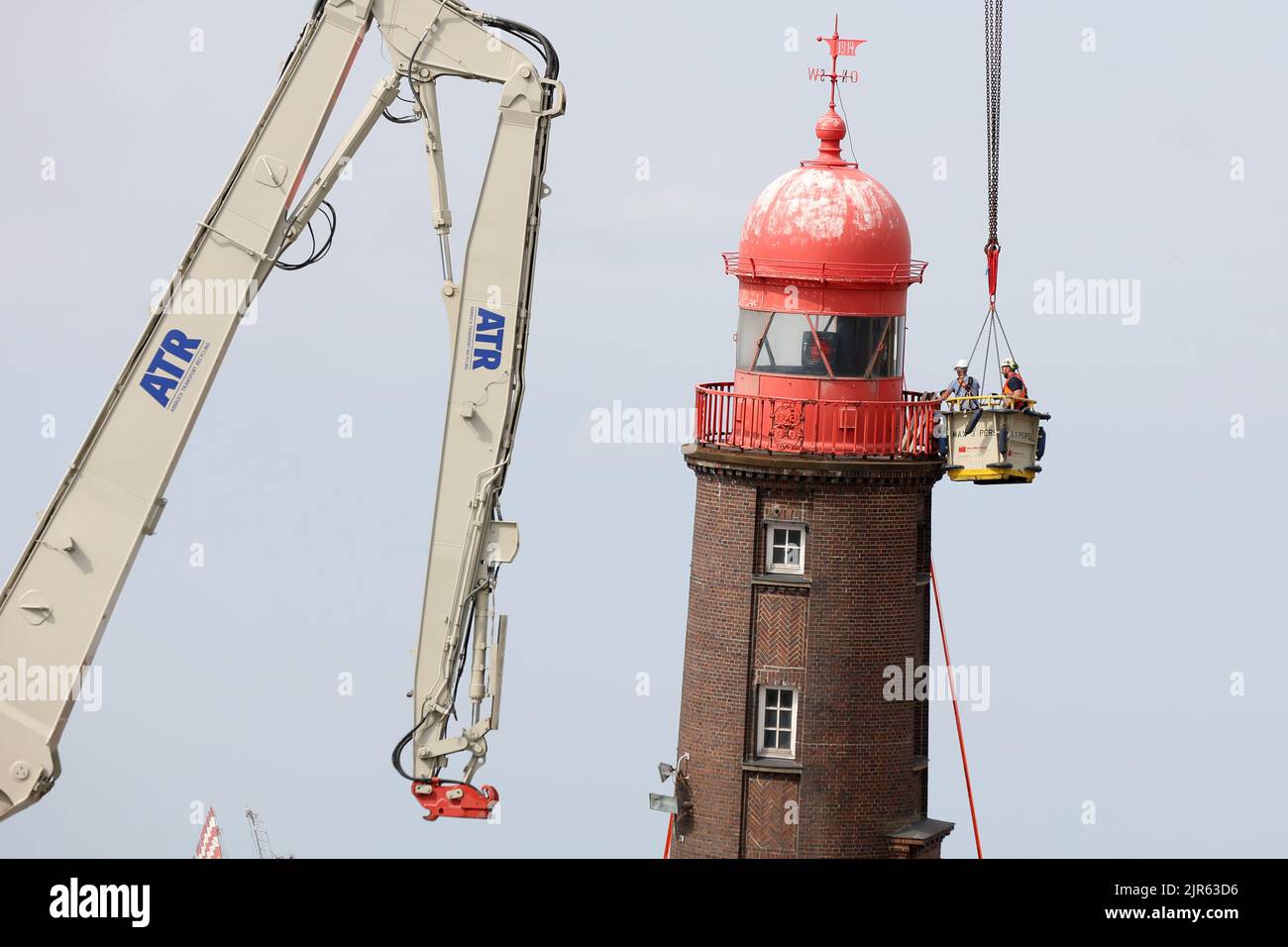 Bremenhaven, Germany. 22nd Aug, 2022. Experts look at the leaning ...