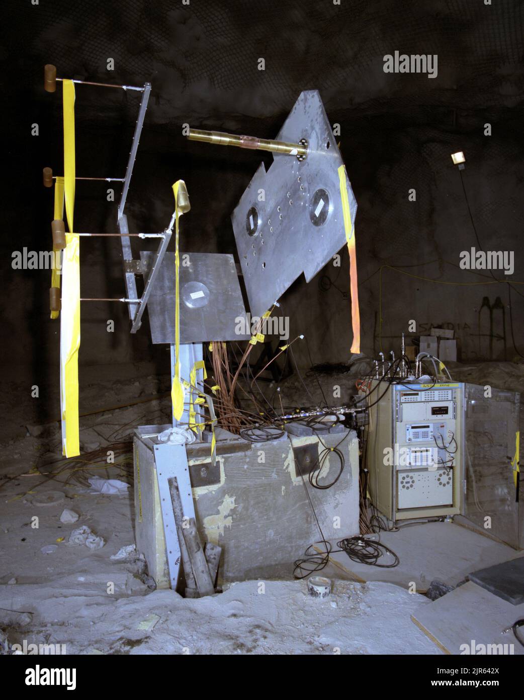 Electromagnetic fields hi-res stock photography and images - Alamy