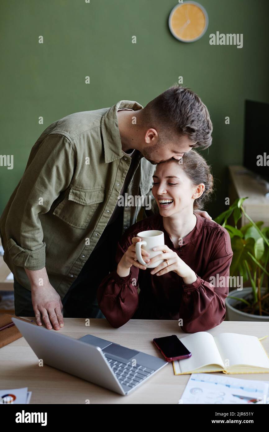 Man kissing computer hi-res stock photography and images - Alamy