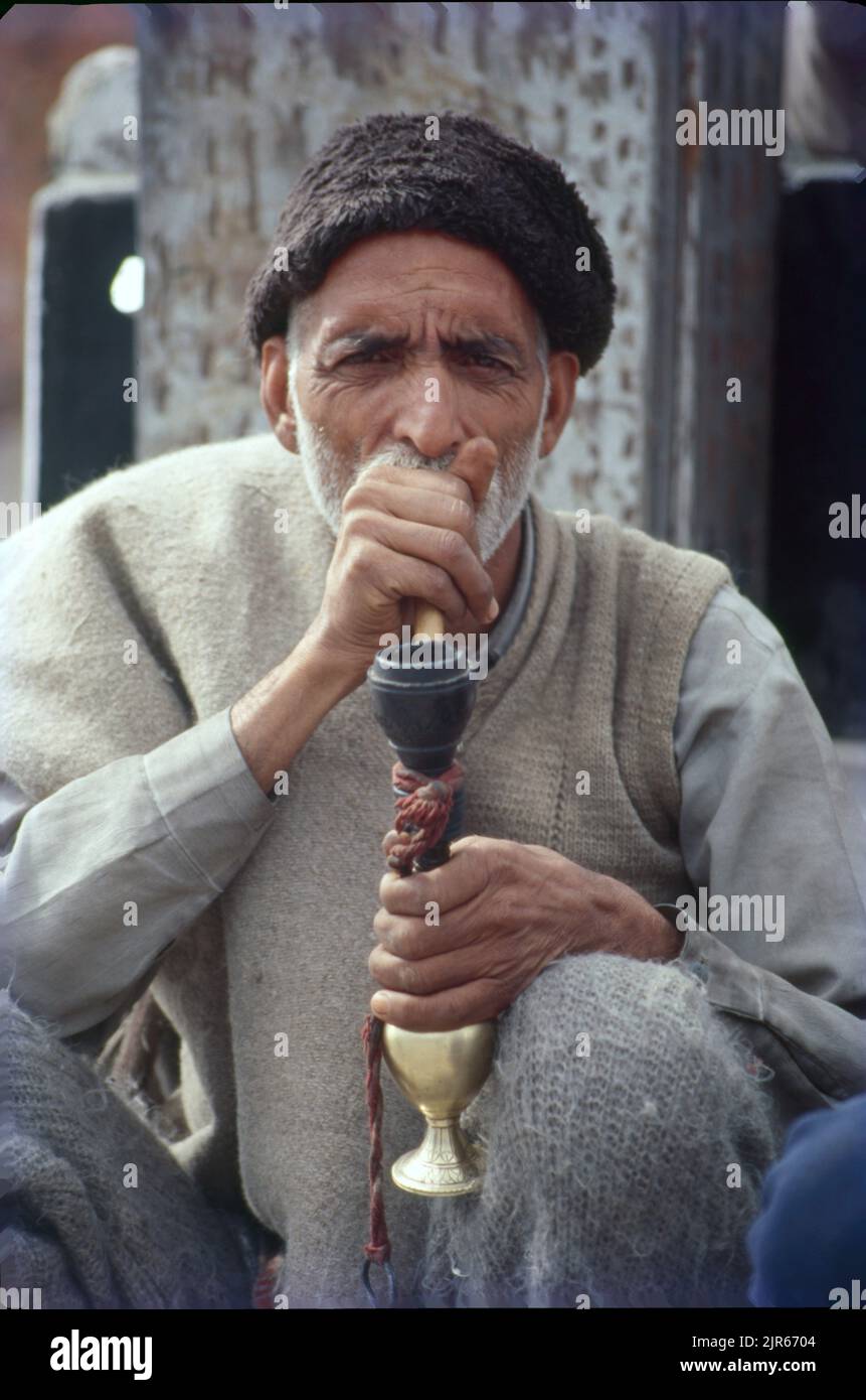 Old man with hukka hi-res stock photography and images - Alamy