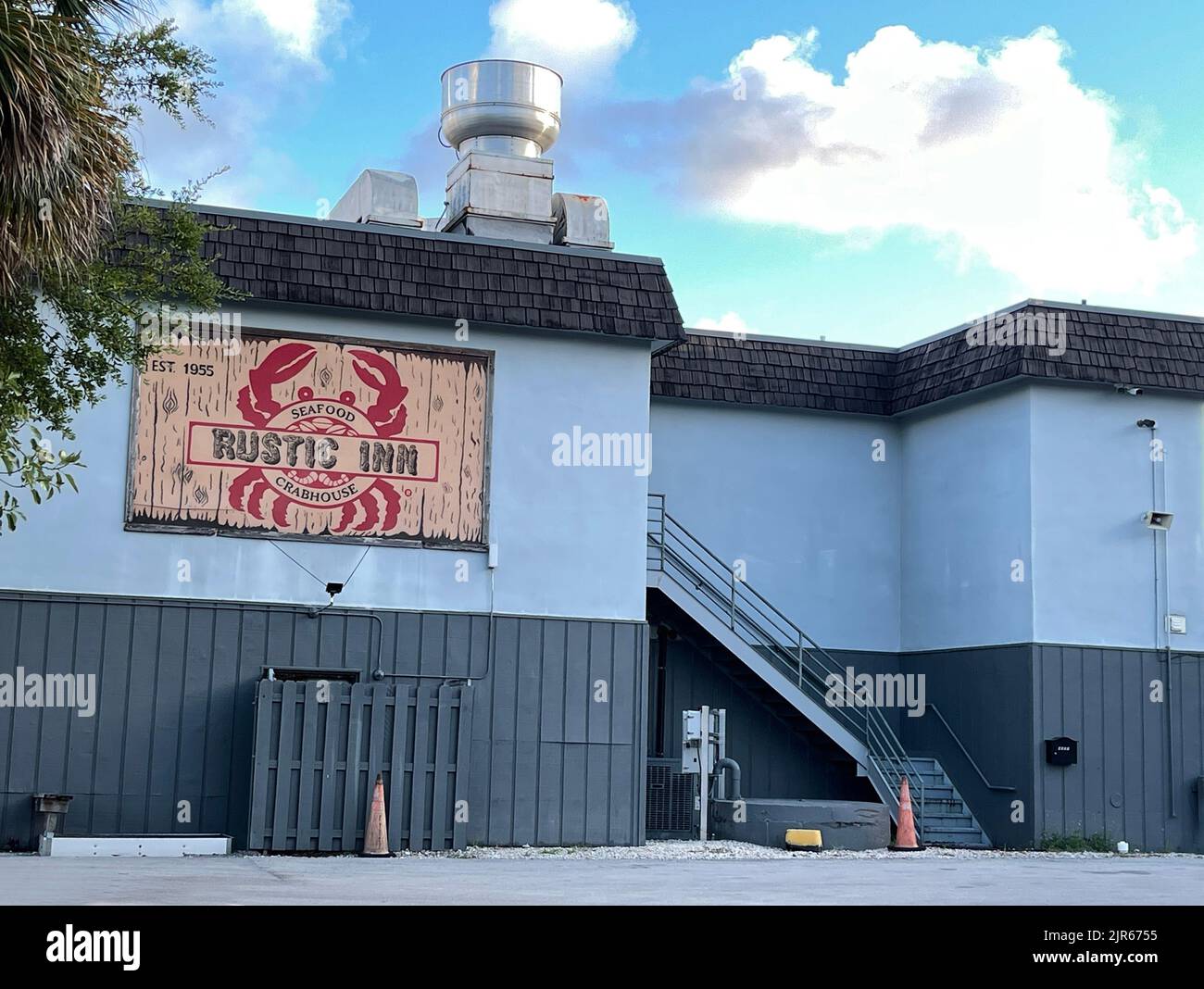 Rustic inn crabhouse hi-res stock photography and images - Alamy