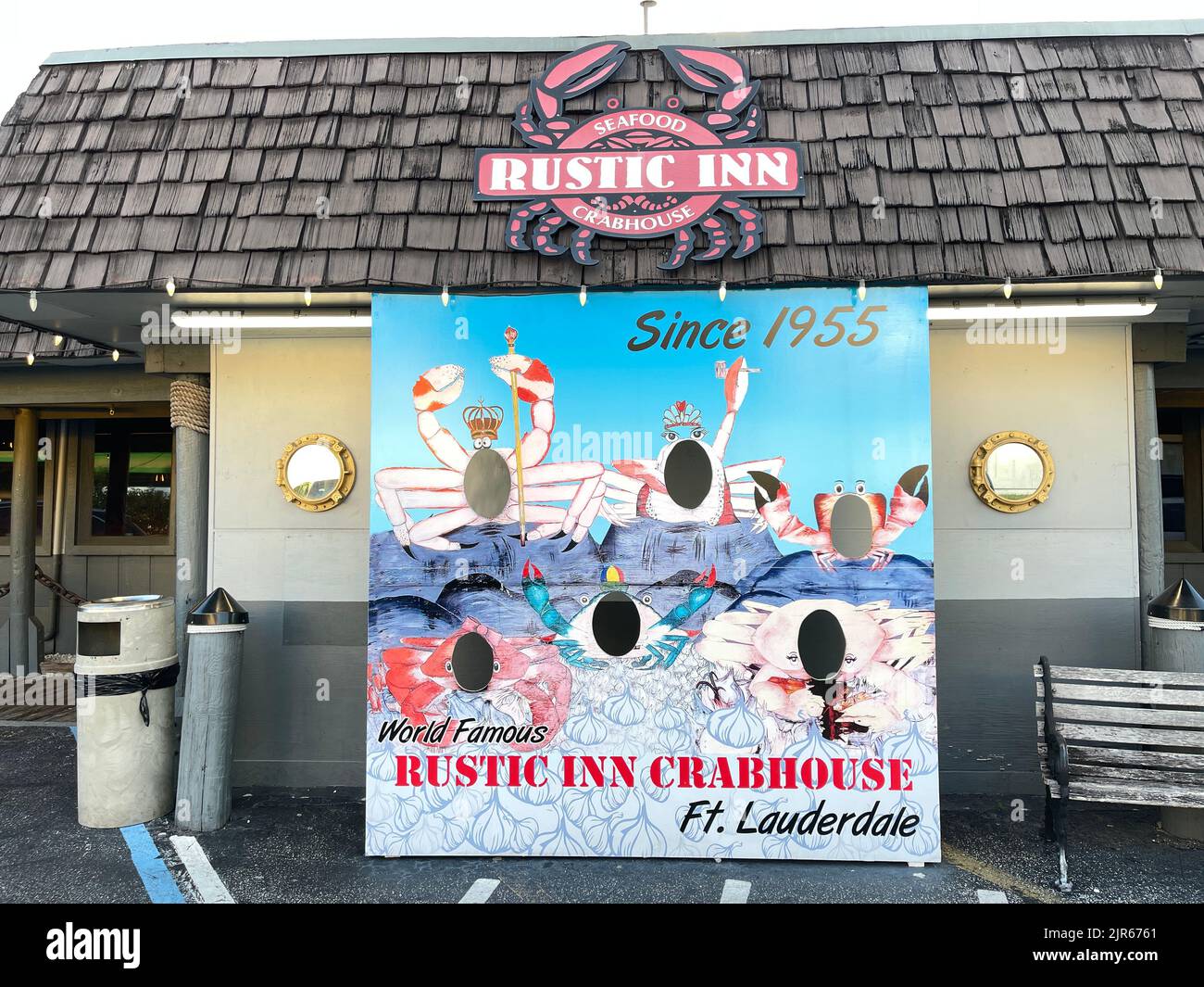 Rustic inn crabhouse hi-res stock photography and images - Alamy