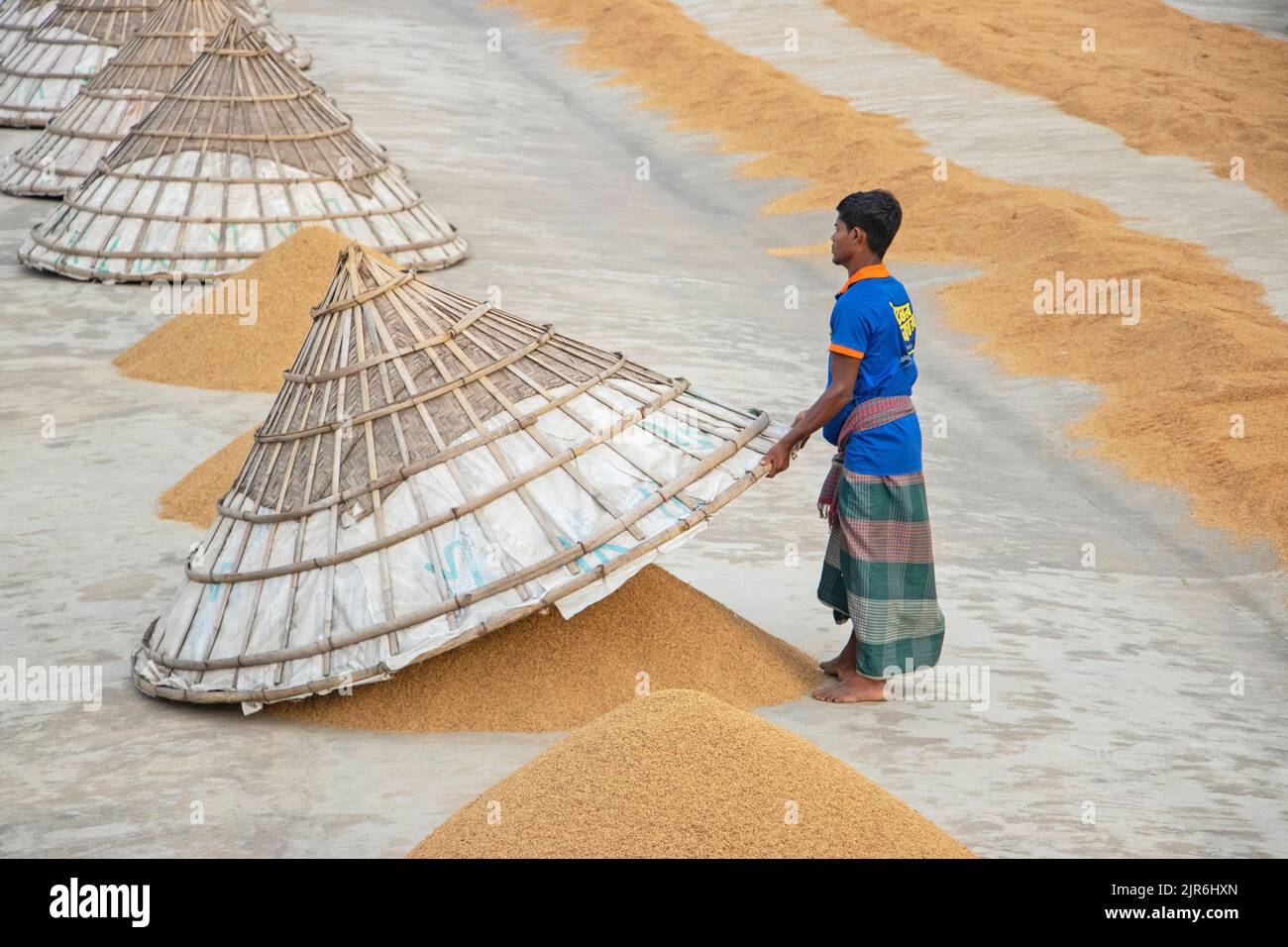 Brahmanbaria, Chittagong, Bangladesh. 22nd Aug, 2022. Worker covers ...