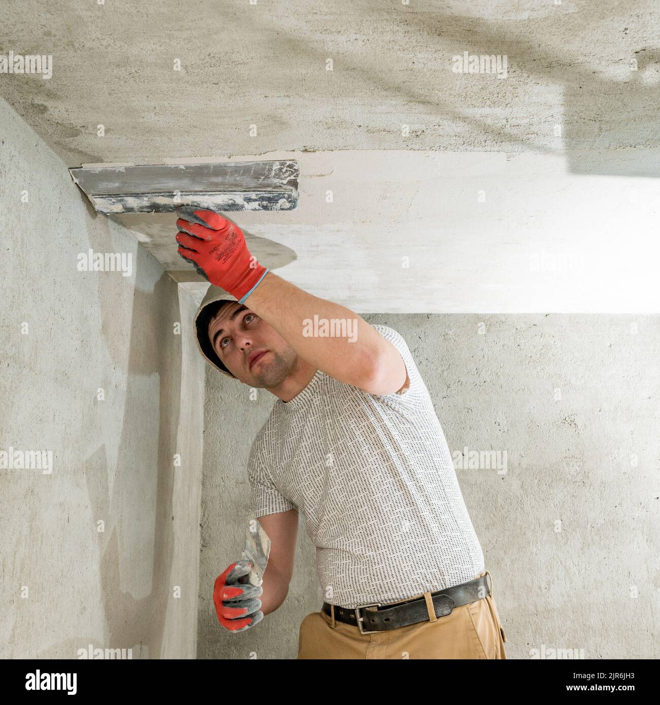 lime plaster for leveling the walls, the master makes repairs in the ...