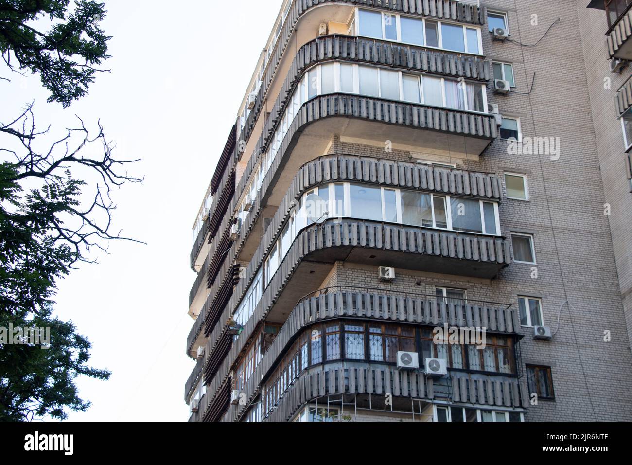Residential multi storey building hi-res stock photography and images ...