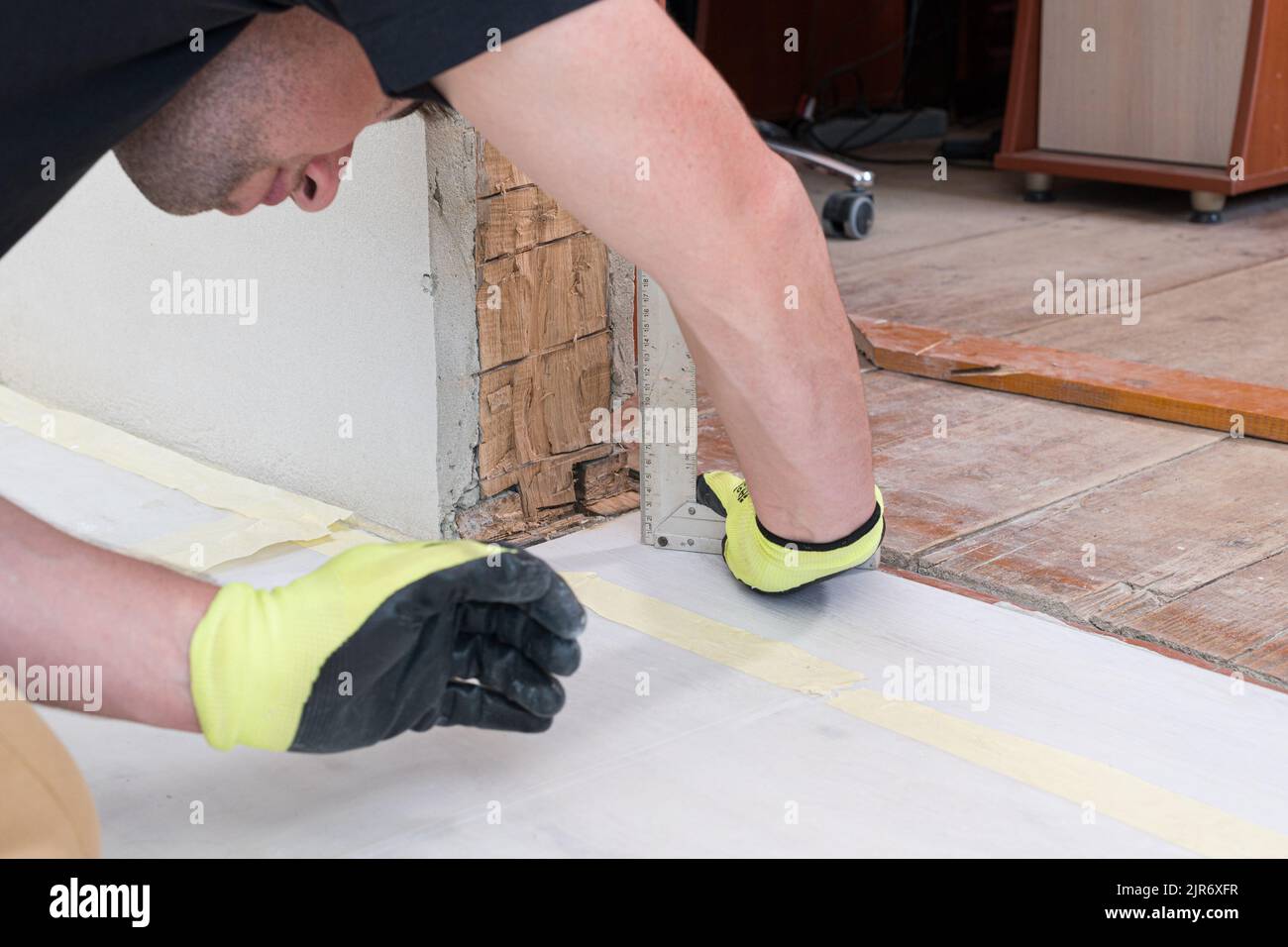 Installation of interior doors, measurement of the vertical plane using ...