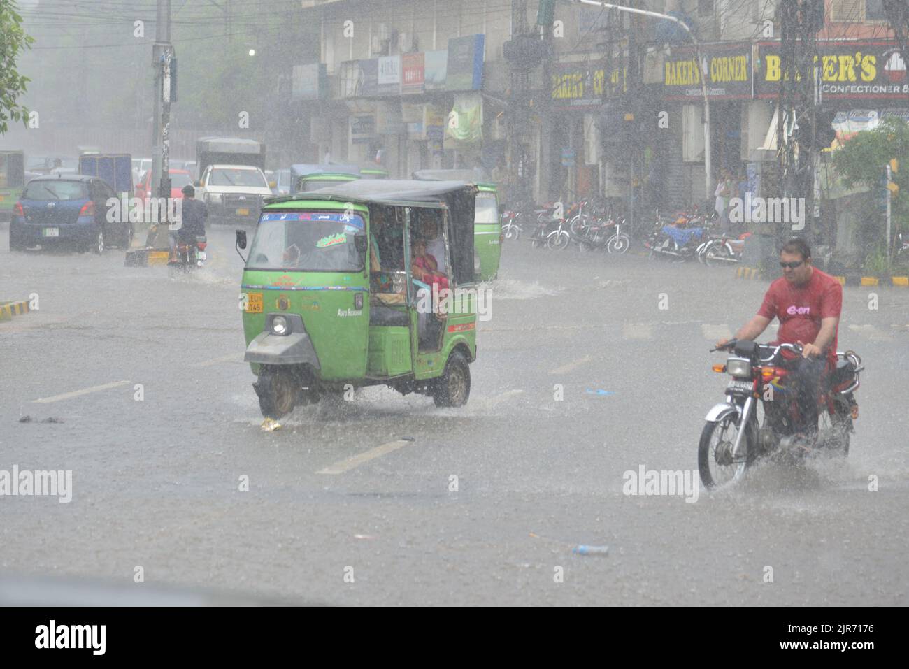 Lahore, Pakistan. 20th Aug, 2022. Pakistani people traveling during heavy monsoon rainfall in ...