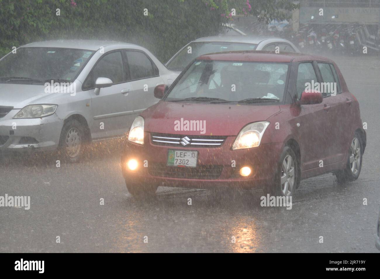 Pakistani people traveling during heavy monsoon rainfall in Lahore ...