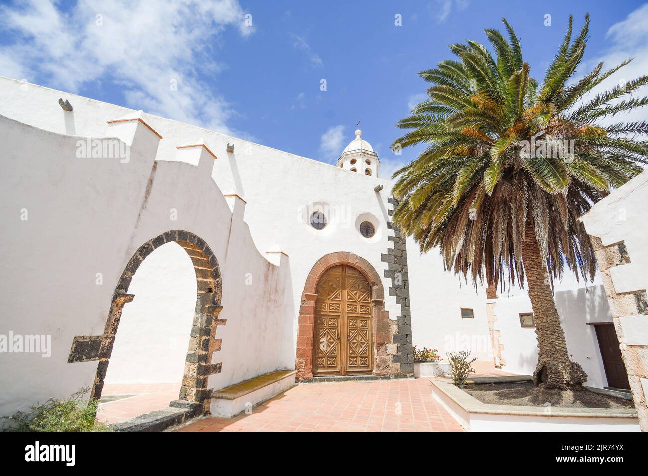 Patio de iglesia hi-res stock photography and images - Alamy
