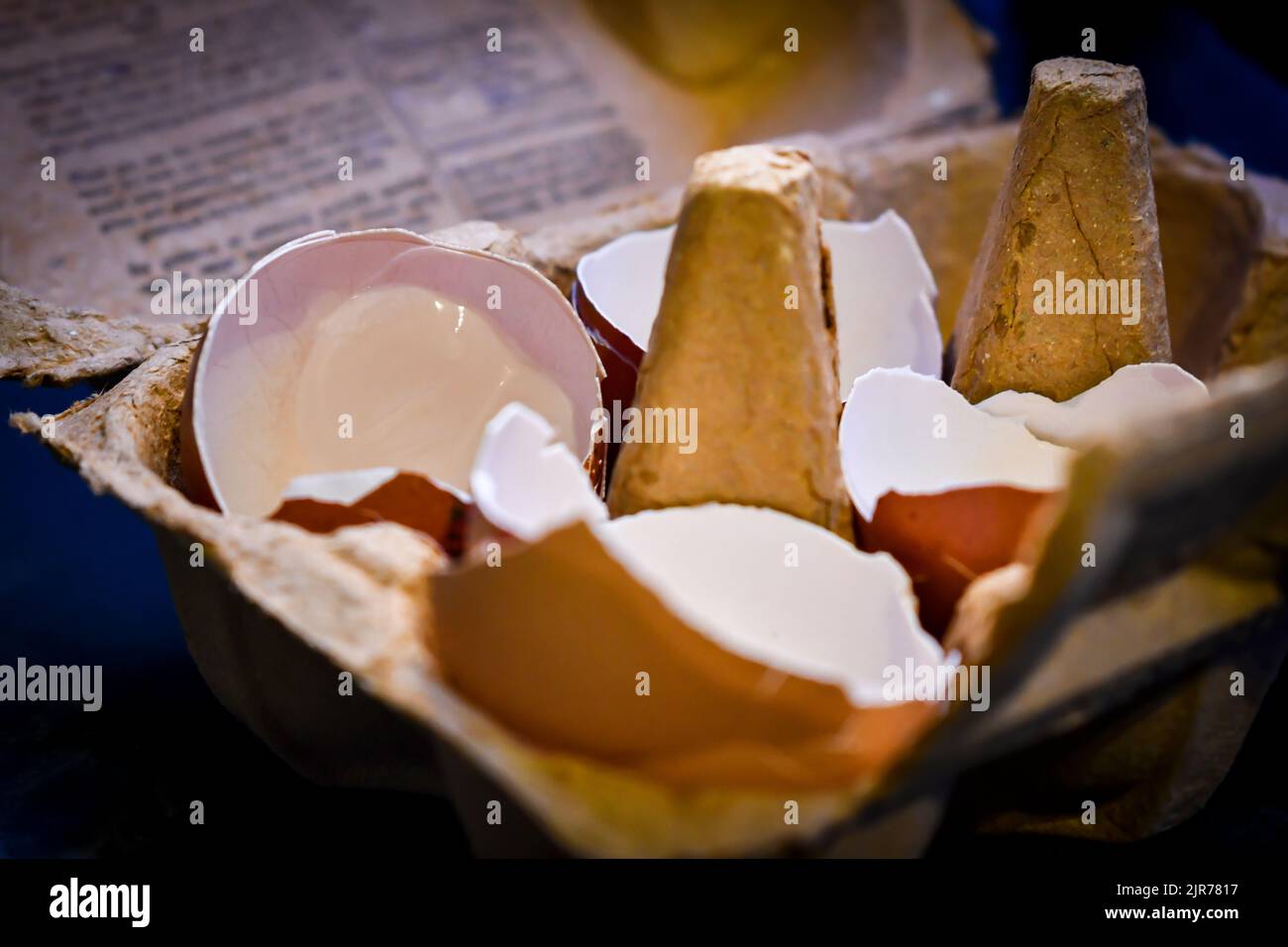 Cracked egg cup and shell hi-res stock photography and images - Alamy