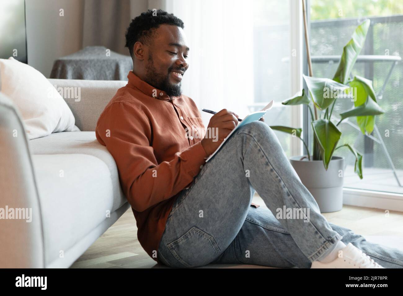 Article writing hi-res stock photography and images - Alamy