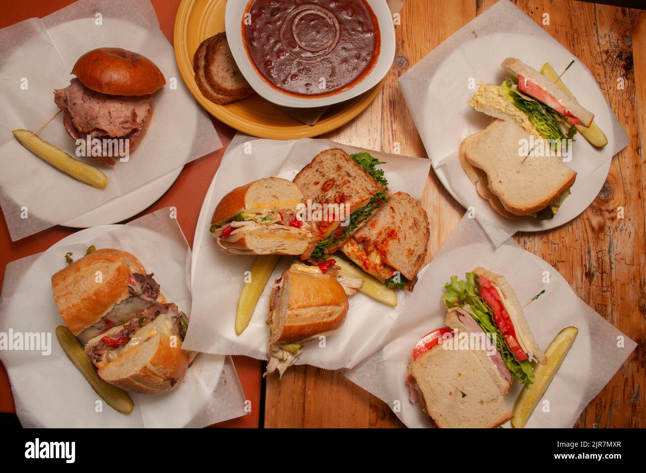 Delicious traditional and authentic American deli foods Stock Photo - Alamy