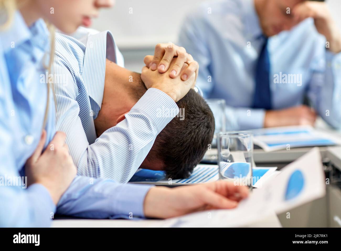 Group upset office people failure hi-res stock photography and images ...