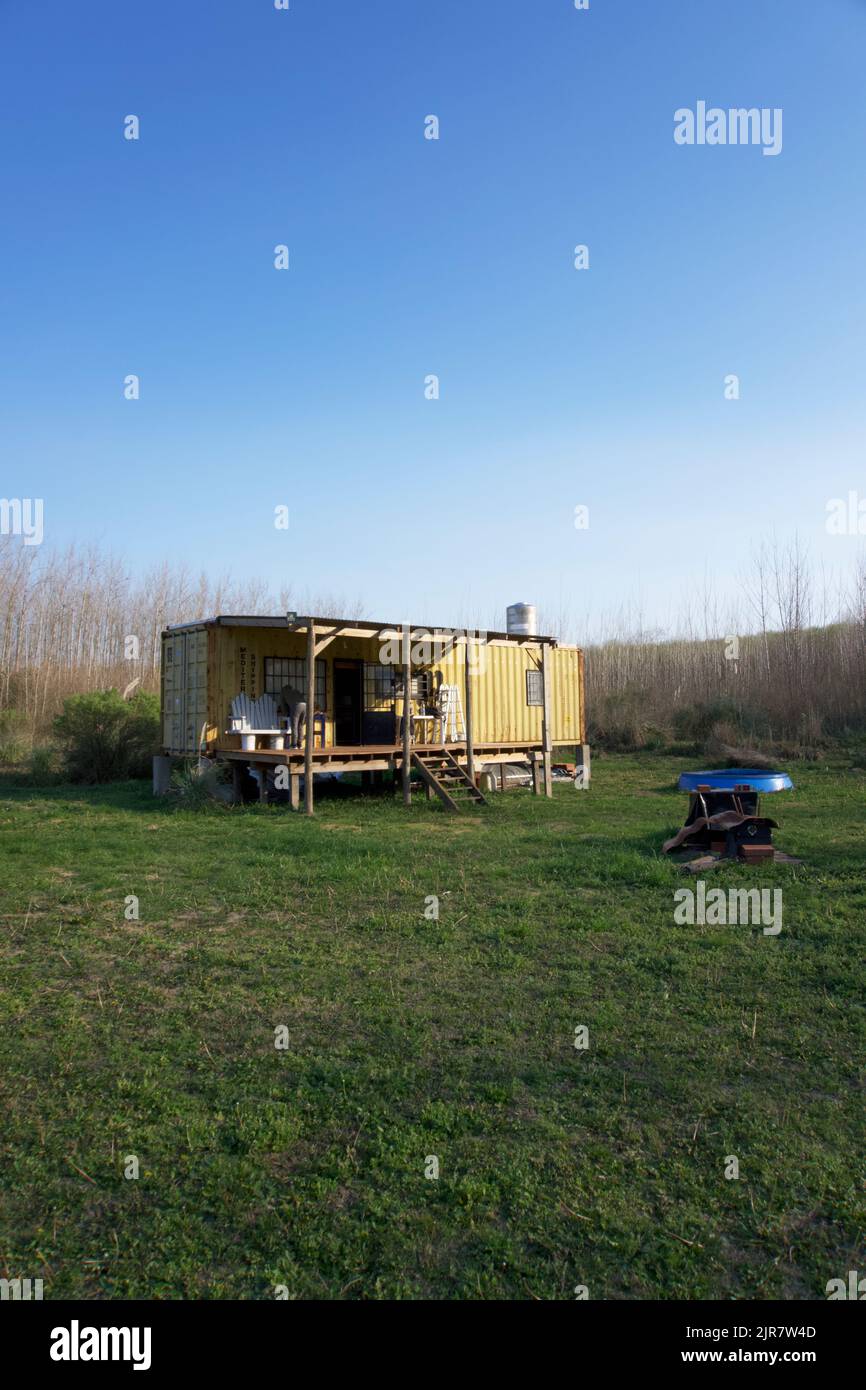 Living off grid hi-res stock photography and images - Alamy