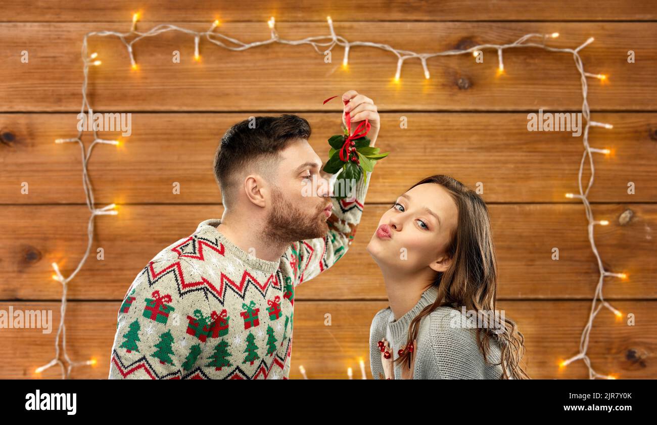 Couple under mistletoe hi-res stock photography and images - Alamy