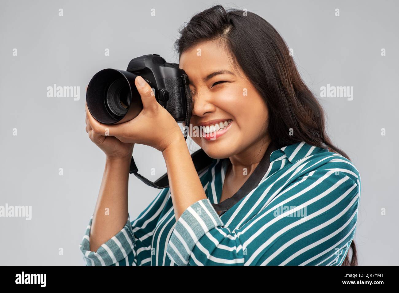 Female photographer photoshoot hi-res stock photography and images - Alamy
