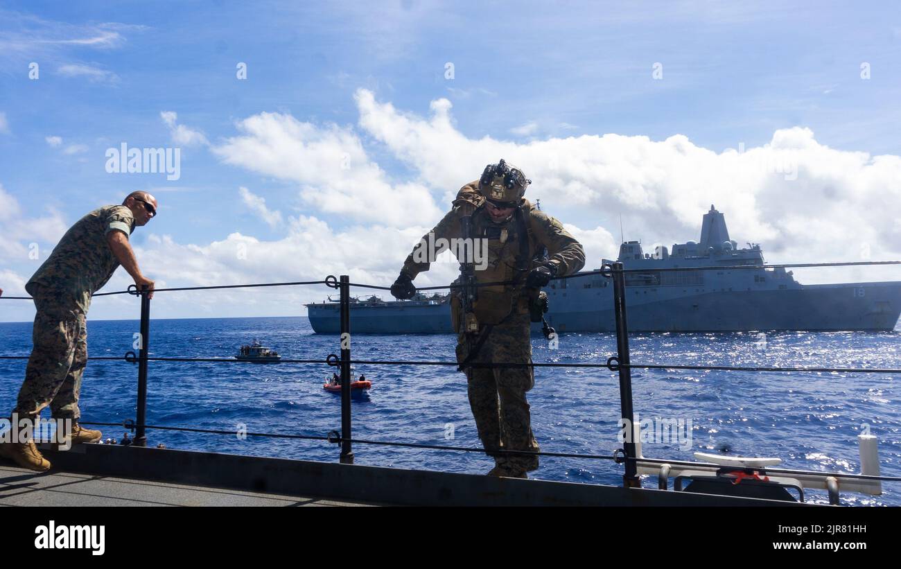 A U.S. Reconnaissance Marine with Force Reconnaissance Platoon, 3rd ...