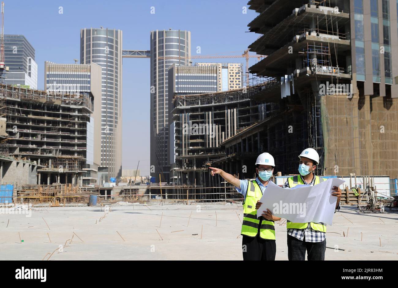 (220823) -- CAIRO, Aug. 23, 2022 (Xinhua) -- Waleed Ramadan (R), an ...